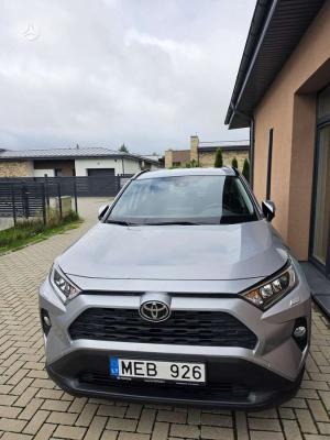 Pelēks Toyota RAV4 2022 Kauņa, ar dzinēja tilpumu 1.99 L un nobraukumu 31 tūkst. km par 25900 €, foto  vietnē AUTOMOTO.COM.LV