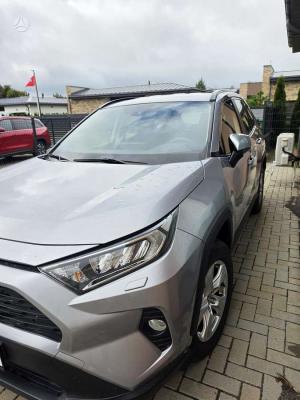 Pelēks Toyota RAV4 2022 Kauņa, ar dzinēja tilpumu 1.99 L un nobraukumu 31 tūkst. km par 25900 €, foto 3 vietnē AUTOMOTO.COM.LV