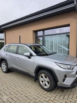 Pelēks Toyota RAV4 2022 Kauņa, ar dzinēja tilpumu 1.99 L un nobraukumu 31 tūkst. km par 25900 €, foto 4 vietnē AUTOMOTO.COM.LV