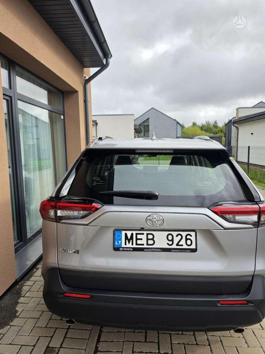 Pelēks Toyota RAV4 2022 Kauņa, ar dzinēja tilpumu 1.99 L un nobraukumu 31 tūkst. km par 25900 €, foto 5 vietnē AUTOMOTO.COM.LV