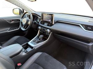 Grey Toyota RAV4 2022 in Riga, with an engine capacity of 2.50 L and mileage of 90 thousand km for 29990 €, photo 7 on AUTOMOTO.COM.LV