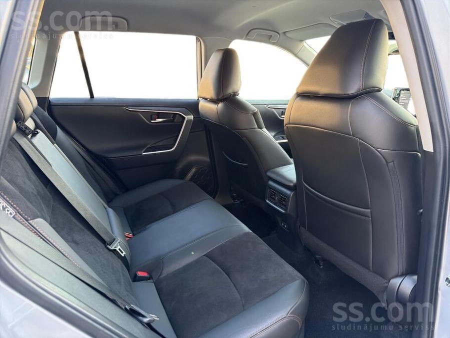 Grey Toyota RAV4 2022 in Riga, with an engine capacity of 2.50 L and mileage of 90 thousand km for 29990 €, photo 8 on AUTOMOTO.COM.LV