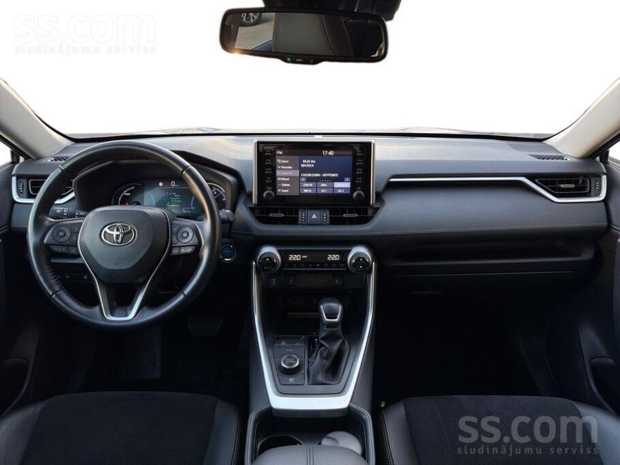 Grey Toyota RAV4 2022 in Riga, with an engine capacity of 2.50 L and mileage of 90 thousand km for 29990 €, photo 9 on AUTOMOTO.COM.LV