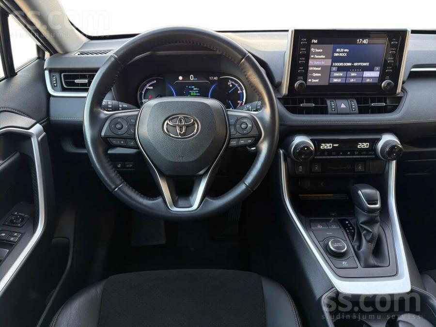 Grey Toyota RAV4 2022 in Riga, with an engine capacity of 2.50 L and mileage of 90 thousand km for 29990 €, photo 10 on AUTOMOTO.COM.LV