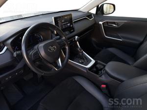 Grey Toyota RAV4 2022 in Riga, with an engine capacity of 2.50 L and mileage of 90 thousand km for 29990 €, photo 12 on AUTOMOTO.COM.LV