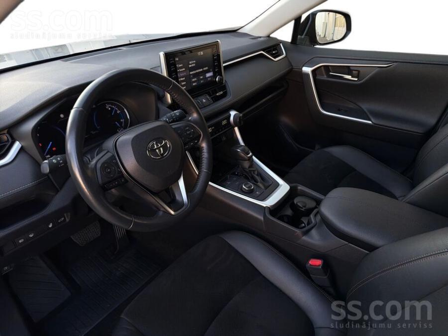 Grey Toyota RAV4 2022 in Riga, with an engine capacity of 2.50 L and mileage of 90 thousand km for 29990 €, photo 12 on AUTOMOTO.COM.LV