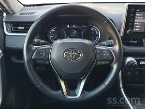 Grey Toyota RAV4 2022 in Riga, with an engine capacity of 2.50 L and mileage of 90 thousand km for 29990 €, photo 13 on AUTOMOTO.COM.LV