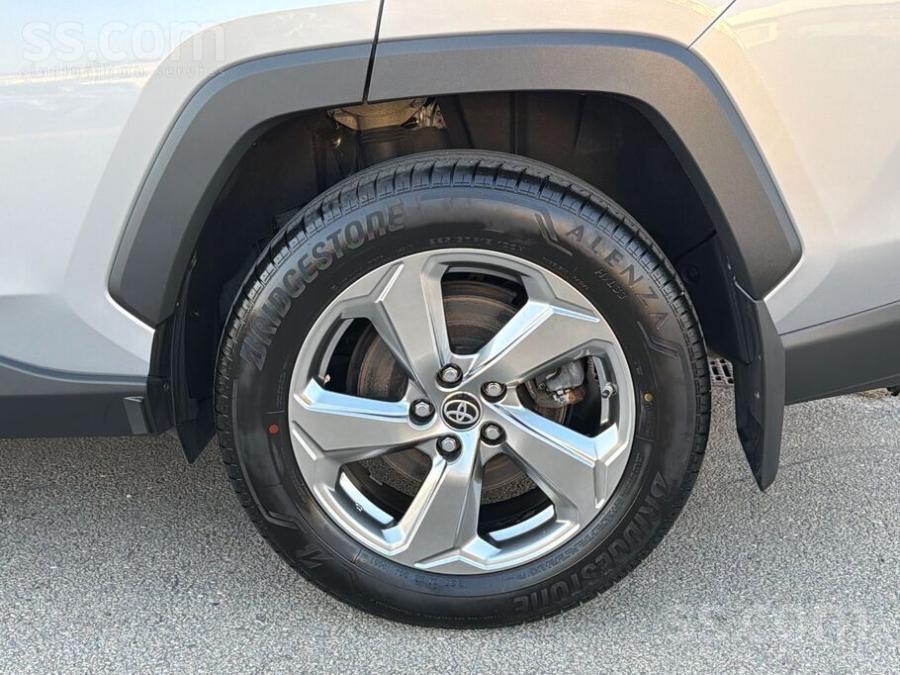 Grey Toyota RAV4 2022 in Riga, with an engine capacity of 2.50 L and mileage of 90 thousand km for 29990 €, photo 16 on AUTOMOTO.COM.LV
