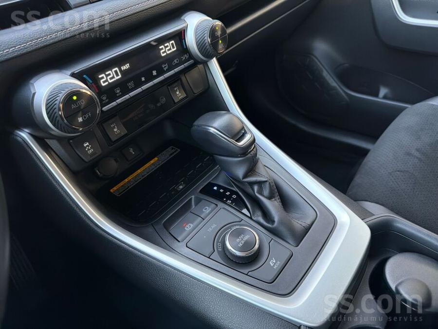 Grey Toyota RAV4 2022 in Riga, with an engine capacity of 2.50 L and mileage of 90 thousand km for 29990 €, photo 21 on AUTOMOTO.COM.LV