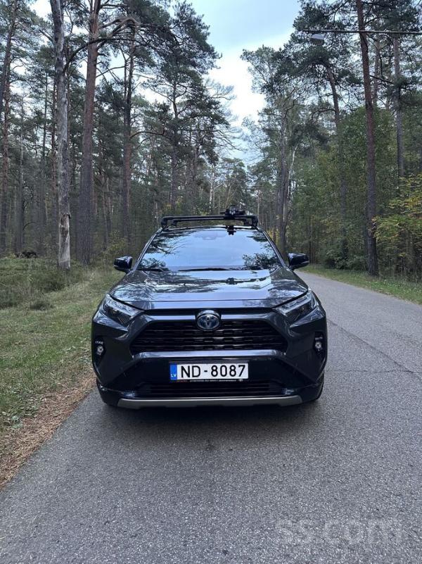 Toyota RAV4 2022 in Jurmala on AUTOMOTO.COM.LV Grey Toyota RAV4 2022 in Jurmala, with an engine capacity of 2.50 L and mileage of 115 thousand km for 27900 €, photo 3 on AUTOMOTO.COM.LV