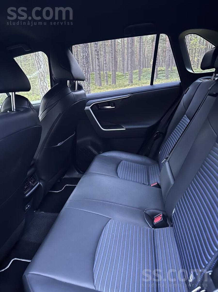Grey Toyota RAV4 2022 in Jurmala, with an engine capacity of 2.50 L and mileage of 115 thousand km for 27900 €, photo 12 on AUTOMOTO.COM.LV
