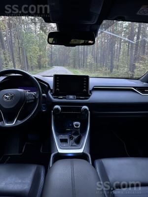 Grey Toyota RAV4 2022 in Jurmala, with an engine capacity of 2.50 L and mileage of 115 thousand km for 27900 €, photo 13 on AUTOMOTO.COM.LV
