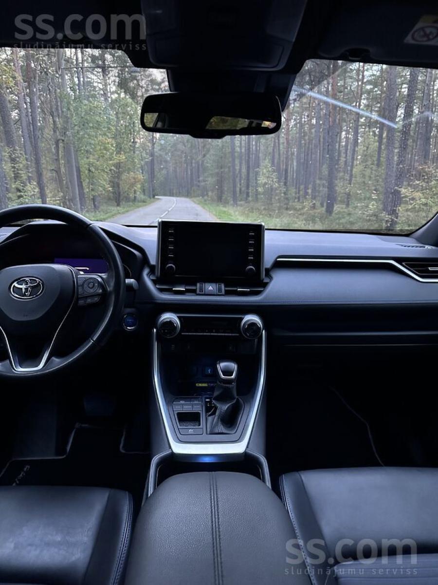 Grey Toyota RAV4 2022 in Jurmala, with an engine capacity of 2.50 L and mileage of 115 thousand km for 27900 €, photo 13 on AUTOMOTO.COM.LV