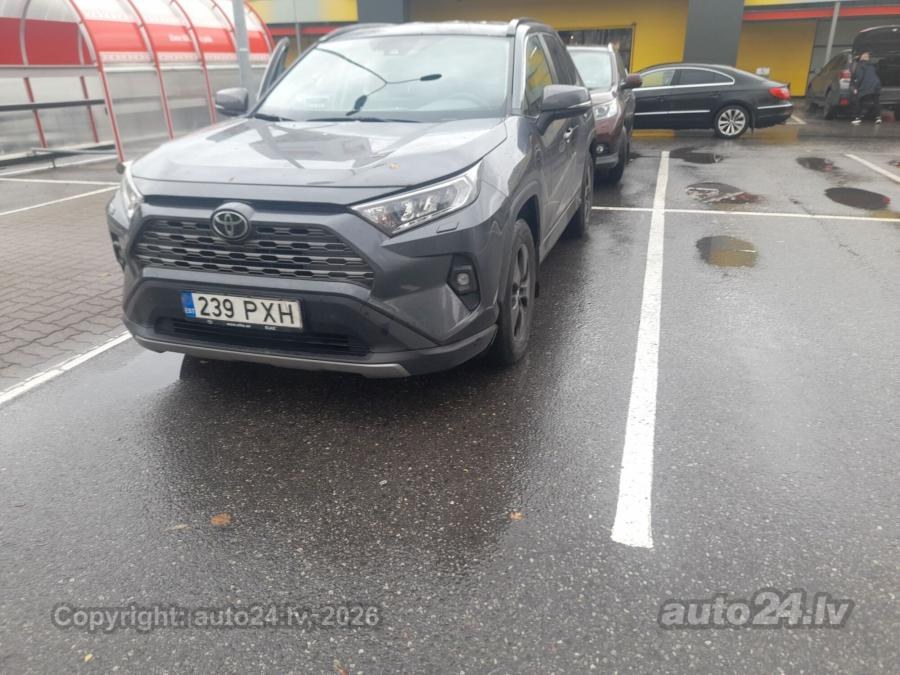 Pelēks Toyota RAV4 2022 Tallina, ar dzinēja tilpumu 2.00 L un nobraukumu 43 tūkst. km par 21900 €, foto 4 vietnē AUTOMOTO.COM.LV