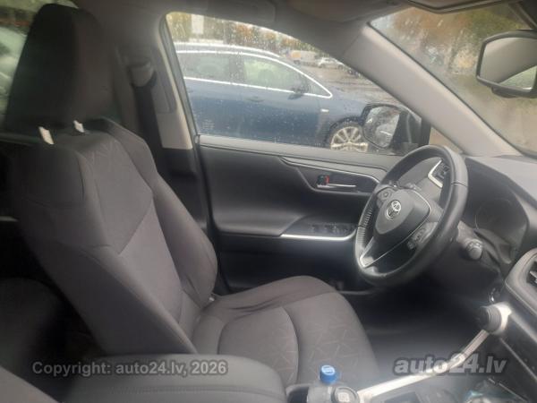 Pelēks Toyota RAV4 2022 Tallina, ar dzinēja tilpumu 2.00 L un nobraukumu 43 tūkst. km par 21900 €, foto 7 vietnē AUTOMOTO.COM.LV