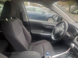 Pelēks Toyota RAV4 2022 Tallina, ar dzinēja tilpumu 2.00 L un nobraukumu 43 tūkst. km par 21900 €, foto 7 vietnē AUTOMOTO.COM.LV