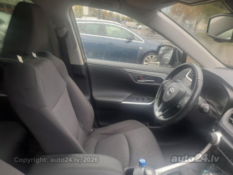 Pelēks Toyota RAV4 2022 Tallina, ar dzinēja tilpumu 2.00 L un nobraukumu 43 tūkst. km par 21900 €, foto 7 vietnē AUTOMOTO.COM.LV