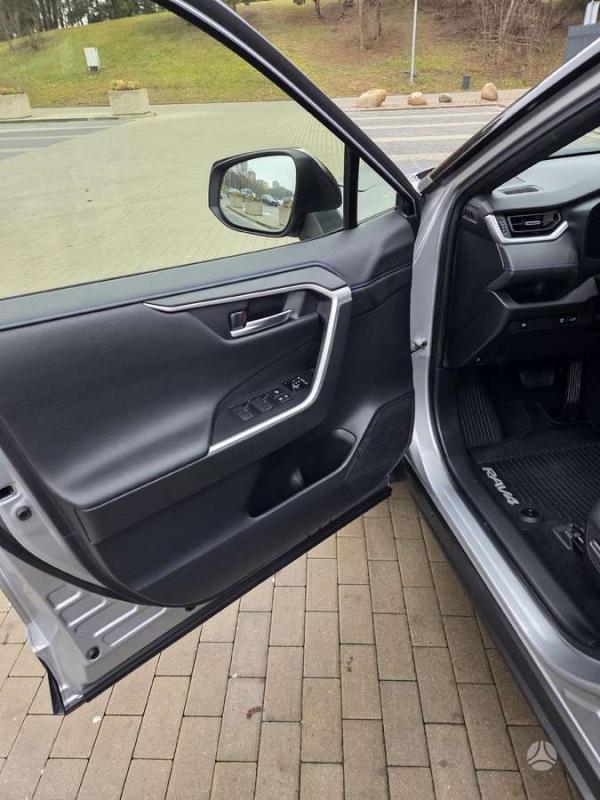 Grey Toyota RAV4 2023 in Jonava, with an engine capacity of 2.49 L and mileage of 44 thousand km for 30990 €, photo 11 on AUTOMOTO.COM.LV