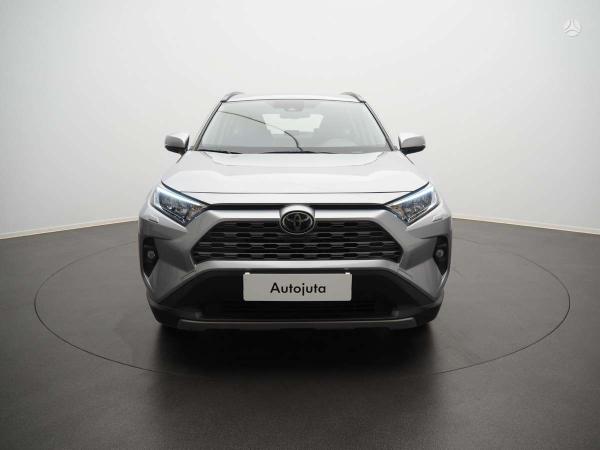 Pelēks Toyota RAV4 2023 Viļņa, ar dzinēja tilpumu 1.99 L un nobraukumu 43 tūkst. km par 27900 €, foto 2 vietnē AUTOMOTO.COM.LV
