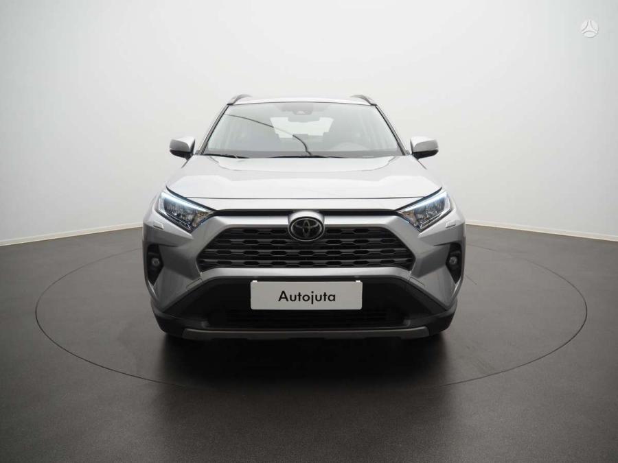 Pelēks Toyota RAV4 2023 Viļņa, ar dzinēja tilpumu 1.99 L un nobraukumu 43 tūkst. km par 27900 €, foto 2 vietnē AUTOMOTO.COM.LV