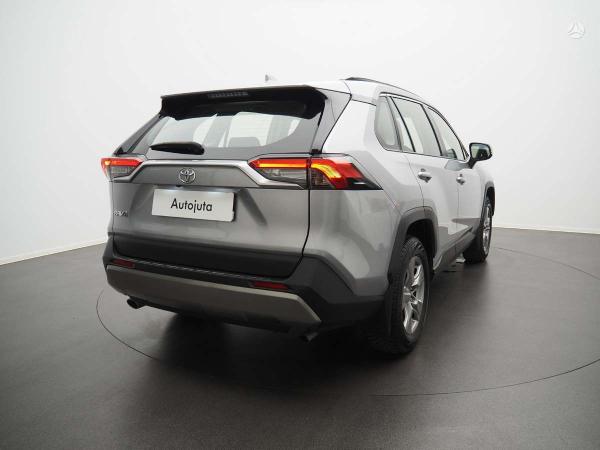 Pelēks Toyota RAV4 2023 Viļņa, ar dzinēja tilpumu 1.99 L un nobraukumu 43 tūkst. km par 27900 €, foto 4 vietnē AUTOMOTO.COM.LV