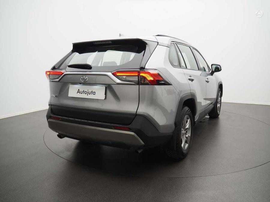 Pelēks Toyota RAV4 2023 Viļņa, ar dzinēja tilpumu 1.99 L un nobraukumu 43 tūkst. km par 27900 €, foto 4 vietnē AUTOMOTO.COM.LV
