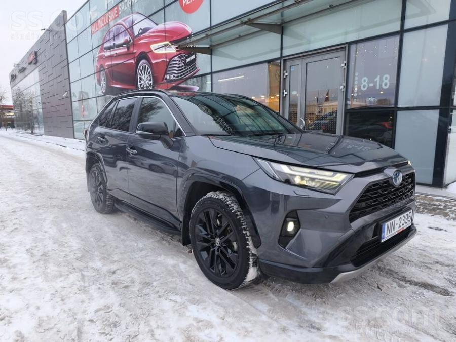 Grey Toyota RAV4 2023 in Riga, with an engine capacity of 2.50 L and mileage of 62 thousand km for 34900 €, photo 1 on AUTOMOTO.COM.LV