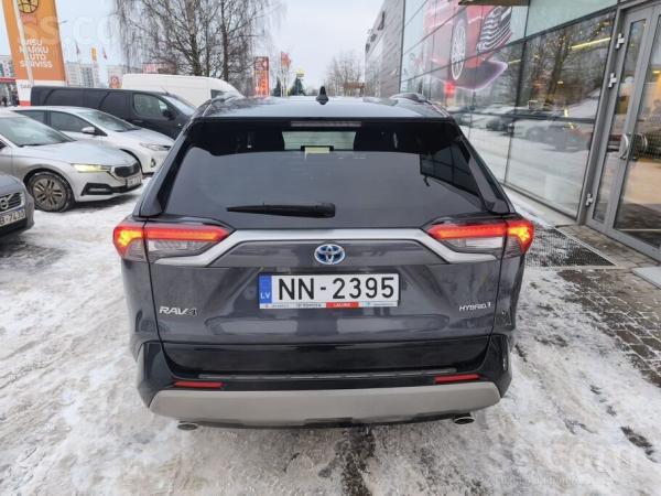 Grey Toyota RAV4 2023 in Riga, with an engine capacity of 2.50 L and mileage of 62 thousand km for 34900 €, photo 4 on AUTOMOTO.COM.LV