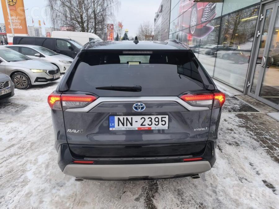 Grey Toyota RAV4 2023 in Riga, with an engine capacity of 2.50 L and mileage of 62 thousand km for 34900 €, photo 4 on AUTOMOTO.COM.LV