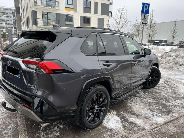 Pelēks Toyota RAV4 2023 Viļņa, ar dzinēja tilpumu 2.49 L un nobraukumu 250 tūkst. km par 23900 €, foto 4 vietnē AUTOMOTO.COM.LV
