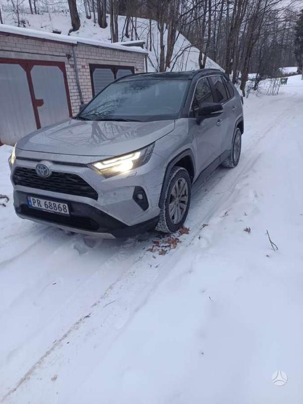 Pelēks Toyota RAV4 2023 Jurbarkas, ar dzinēja tilpumu 0.25 L un nobraukumu 47 tūkst. km par 30500 €, foto 1 vietnē AUTOMOTO.COM.LV