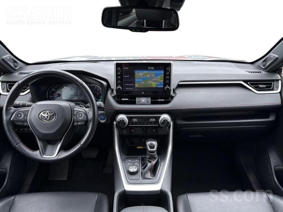 Grey Toyota RAV4 2023 in Riga, with an engine capacity of 2.50 L and mileage of 65 thousand km for 43990 €, photo 9 on AUTOMOTO.COM.LV