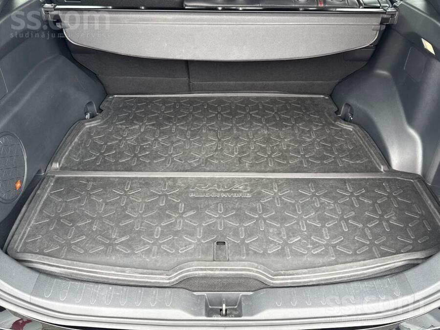 Grey Toyota RAV4 2023 in Riga, with an engine capacity of 2.50 L and mileage of 65 thousand km for 43990 €, photo 11 on AUTOMOTO.COM.LV