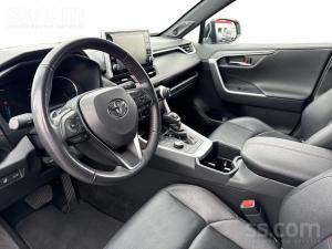 Grey Toyota RAV4 2023 in Riga, with an engine capacity of 2.50 L and mileage of 65 thousand km for 43990 €, photo 12 on AUTOMOTO.COM.LV