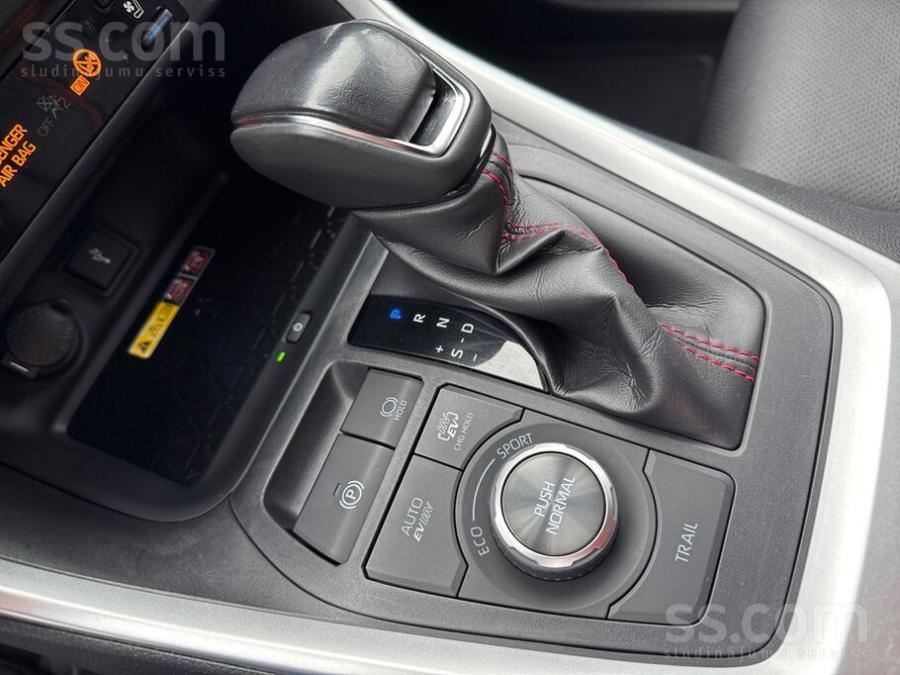 Grey Toyota RAV4 2023 in Riga, with an engine capacity of 2.50 L and mileage of 65 thousand km for 43990 €, photo 16 on AUTOMOTO.COM.LV