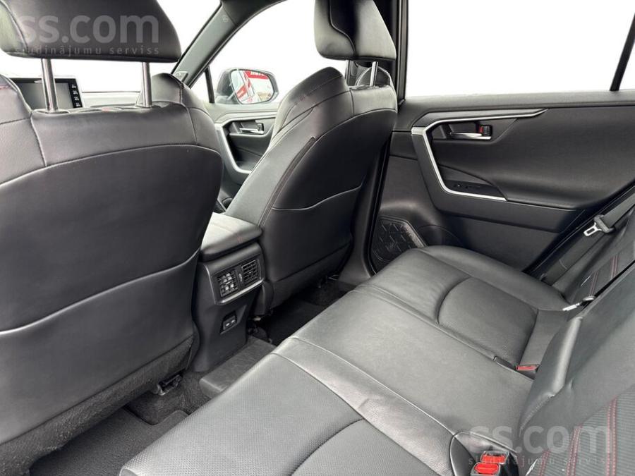Grey Toyota RAV4 2023 in Riga, with an engine capacity of 2.50 L and mileage of 65 thousand km for 43990 €, photo 23 on AUTOMOTO.COM.LV