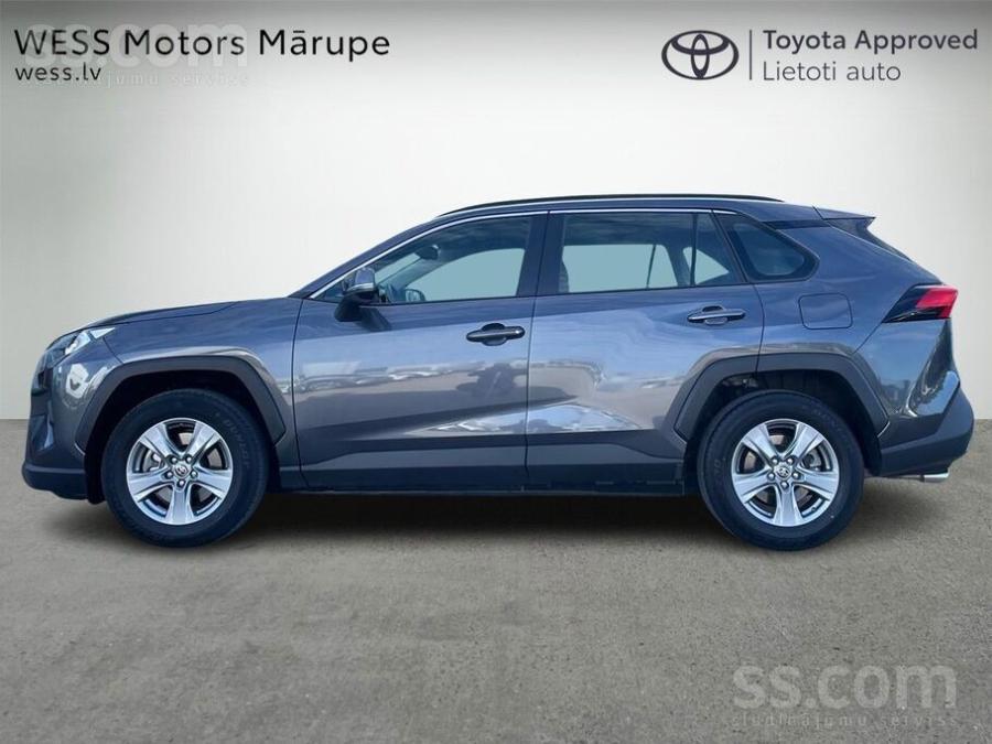 Pelēks Toyota RAV4 2023 Rīga, ar dzinēja tilpumu 2.00 L un nobraukumu 47 tūkst. km par 31990 €, foto 4 vietnē AUTOMOTO.COM.LV