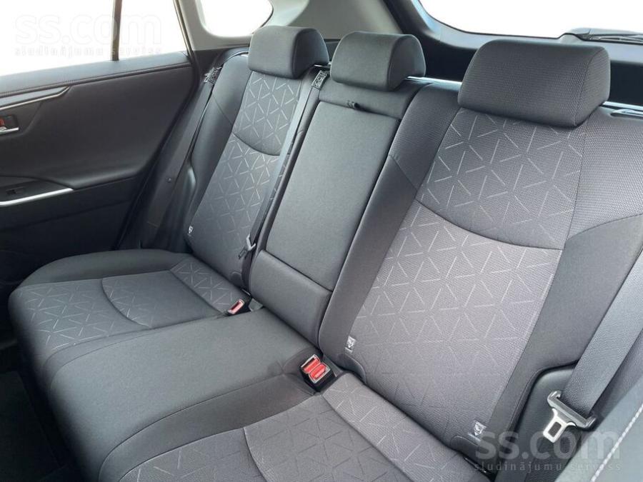 Pelēks Toyota RAV4 2023 Rīga, ar dzinēja tilpumu 2.00 L un nobraukumu 47 tūkst. km par 31990 €, foto 20 vietnē AUTOMOTO.COM.LV