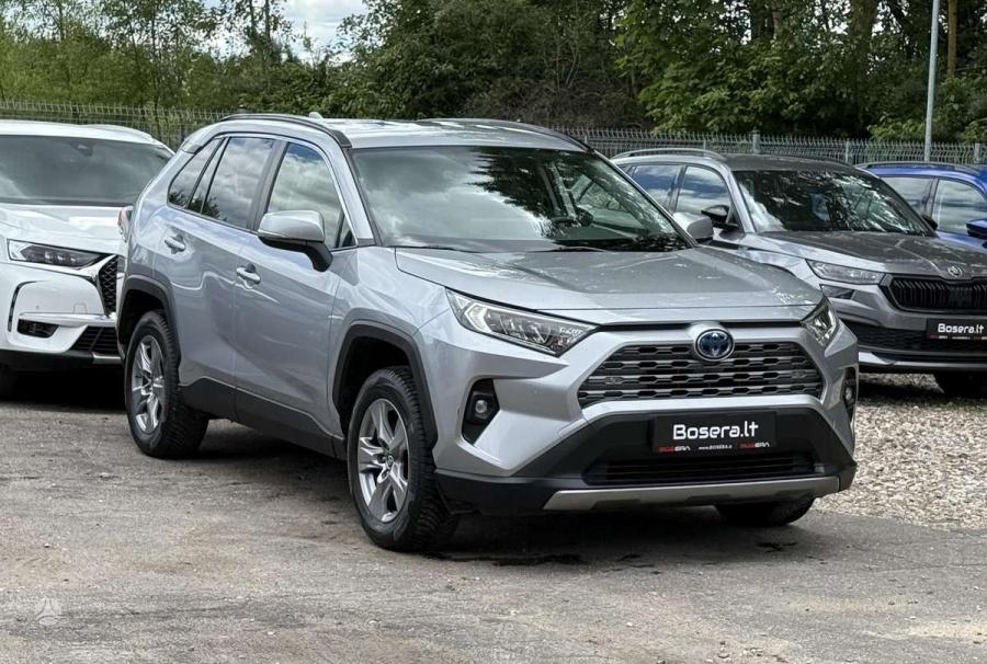 Grey Toyota RAV4 2023 in Vilnius, with an engine capacity of 2.49 L and mileage of 122 thousand km for 28990 €, photo 1 on AUTOMOTO.COM.LV