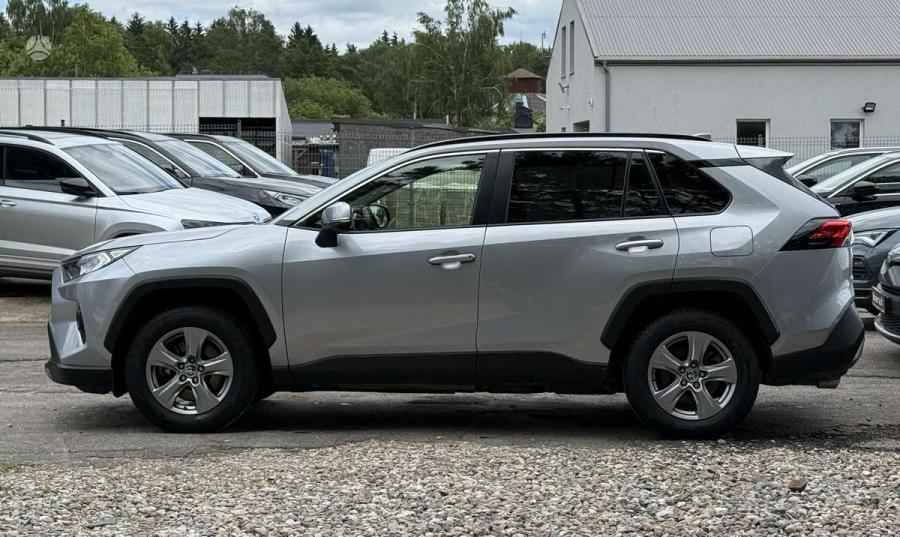Grey Toyota RAV4 2023 in Vilnius, with an engine capacity of 2.49 L and mileage of 122 thousand km for 28990 €, photo 5 on AUTOMOTO.COM.LV