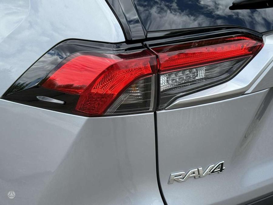 Grey Toyota RAV4 2023 in Vilnius, with an engine capacity of 2.49 L and mileage of 122 thousand km for 28990 €, photo 11 on AUTOMOTO.COM.LV