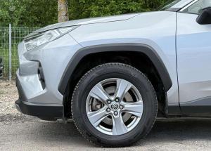 Grey Toyota RAV4 2023 in Vilnius, with an engine capacity of 2.49 L and mileage of 122 thousand km for 28990 €, photo 13 on AUTOMOTO.COM.LV