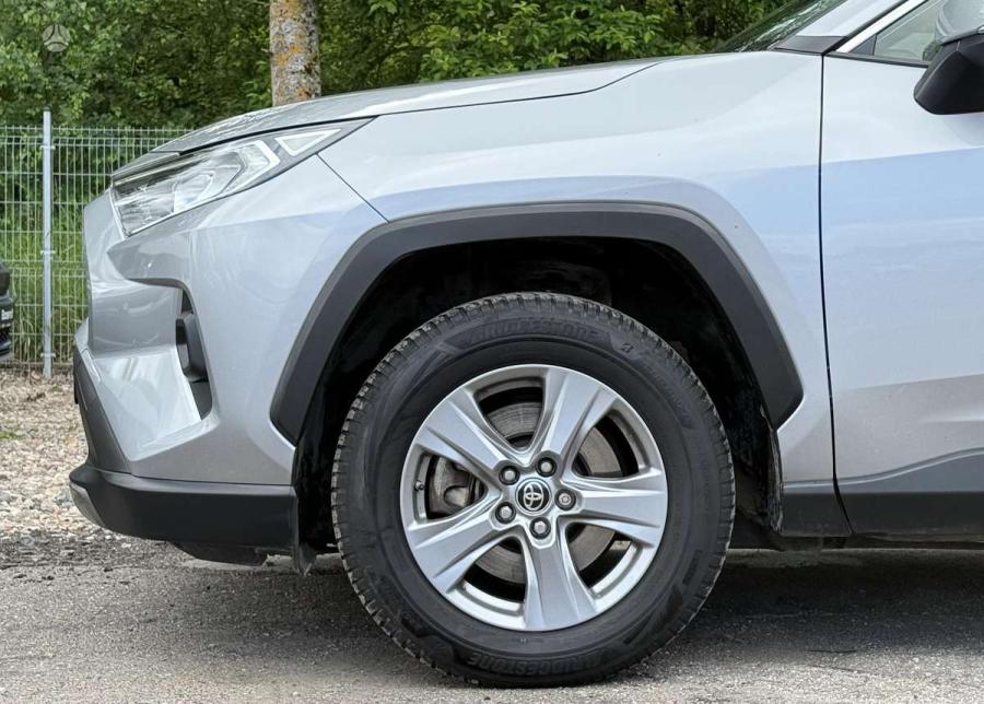 Grey Toyota RAV4 2023 in Vilnius, with an engine capacity of 2.49 L and mileage of 122 thousand km for 28990 €, photo 13 on AUTOMOTO.COM.LV