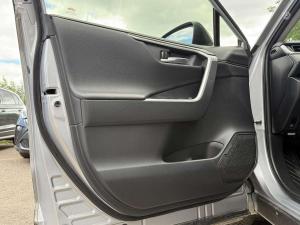 Grey Toyota RAV4 2023 in Vilnius, with an engine capacity of 2.49 L and mileage of 122 thousand km for 28990 €, photo 14 on AUTOMOTO.COM.LV