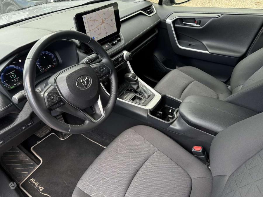 Grey Toyota RAV4 2023 in Vilnius, with an engine capacity of 2.49 L and mileage of 122 thousand km for 28990 €, photo 15 on AUTOMOTO.COM.LV