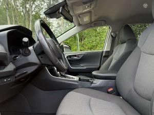 Grey Toyota RAV4 2023 in Vilnius, with an engine capacity of 2.49 L and mileage of 122 thousand km for 28990 €, photo 16 on AUTOMOTO.COM.LV