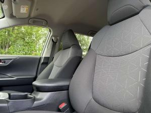 Grey Toyota RAV4 2023 in Vilnius, with an engine capacity of 2.49 L and mileage of 122 thousand km for 28990 €, photo 17 on AUTOMOTO.COM.LV