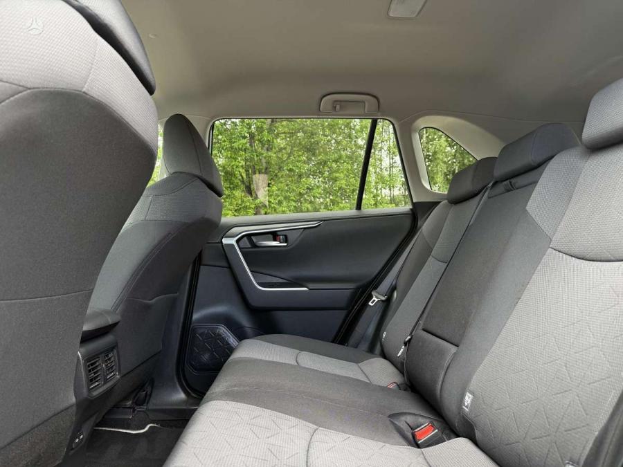 Grey Toyota RAV4 2023 in Vilnius, with an engine capacity of 2.49 L and mileage of 122 thousand km for 28990 €, photo 18 on AUTOMOTO.COM.LV