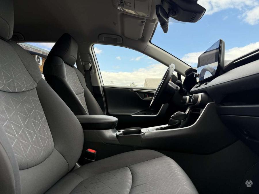 Grey Toyota RAV4 2023 in Vilnius, with an engine capacity of 2.49 L and mileage of 122 thousand km for 28990 €, photo 23 on AUTOMOTO.COM.LV