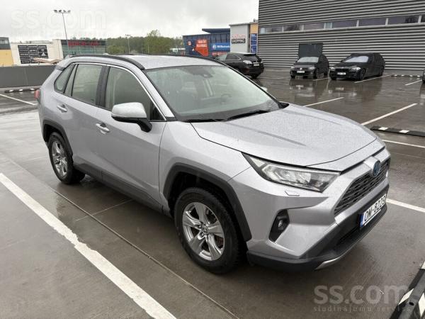 Grey Toyota RAV4 2023 in Riga, with an engine capacity of 2.50 L and mileage of 72 thousand km for 29000 €, photo 1 on AUTOMOTO.COM.LV